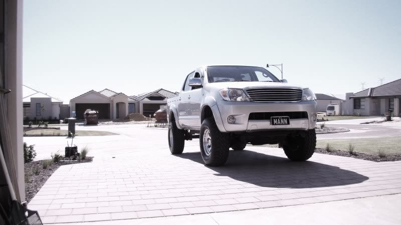 Throw up some pictures of chrome grills - NewHilux.net