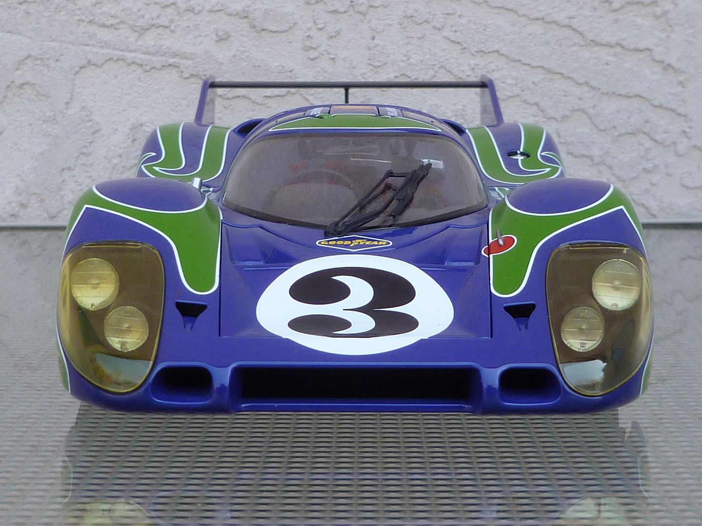 AutoArt Porsche 917L comparo...1970 "Hippie" vs 1971 Gulf ...