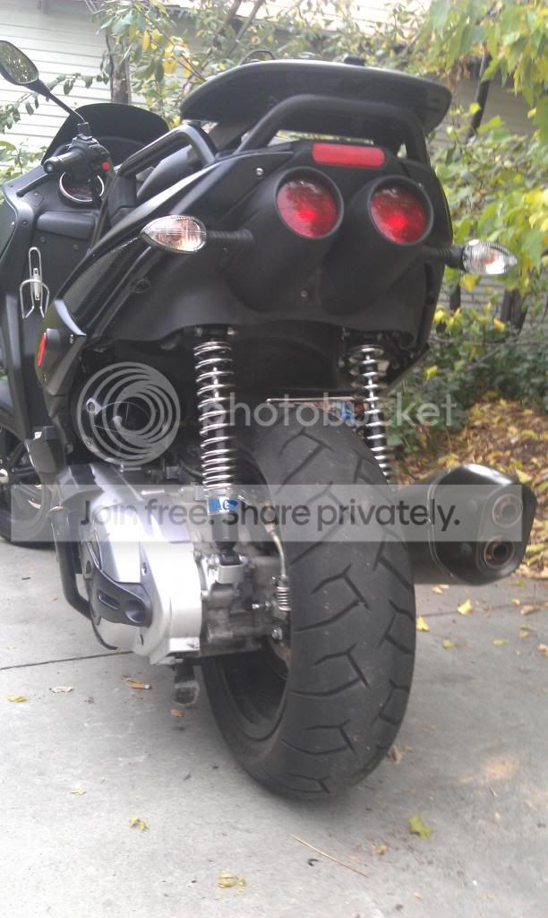 Modern Vespa : Look at my sexy rear end (SFW) :)